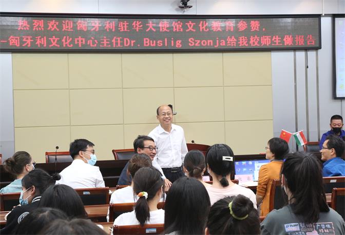 走进匈牙利高校——匈牙利驻华大使馆文化教育参赞Buslig Szonja博士给我校师生做报告